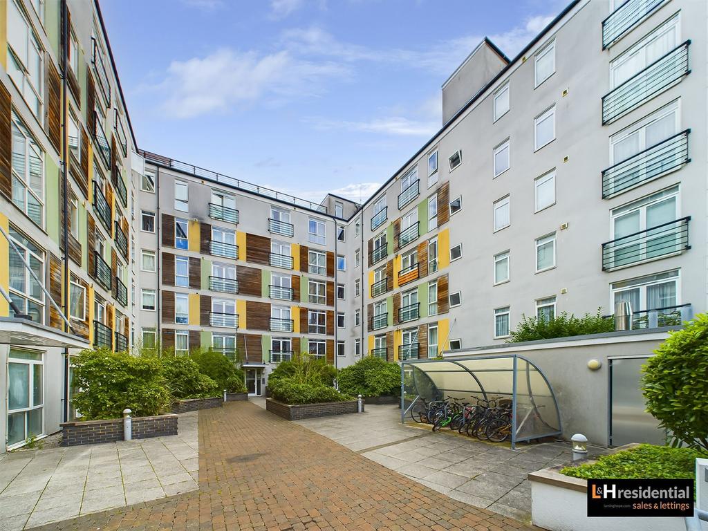 Maxwell Road, Borehamwood WD6 2 bed apartment - £1,625 pcm (£375 pw)