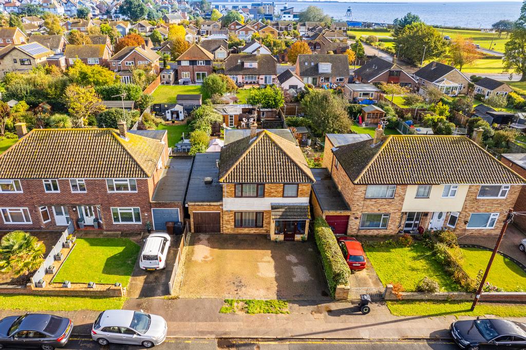 Kreswell Grove, Harwich, CO12 3 4 bed detached house - £425,000