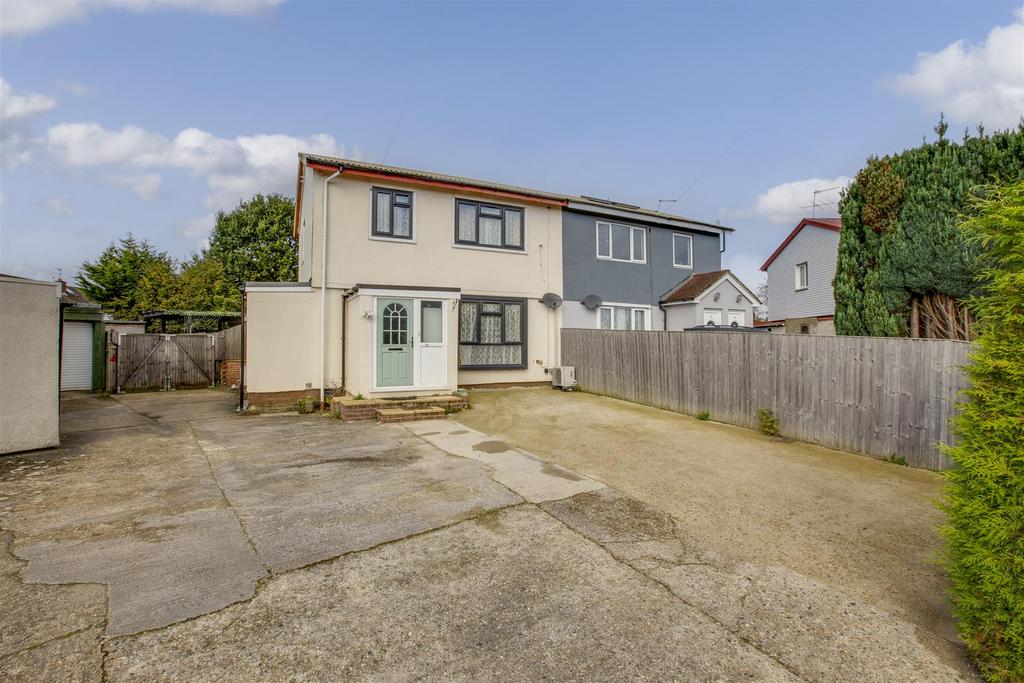 The Quadrant, High Wycombe HP13 3 bed semi-detached house - £400,000