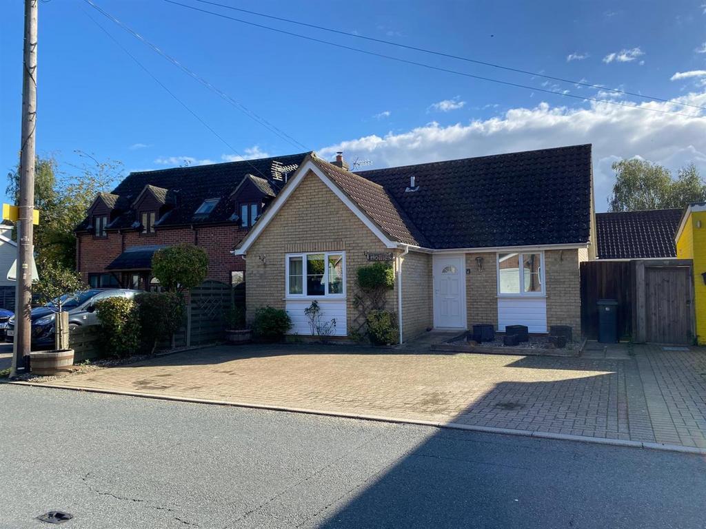Finningham Road, Stowmarket IP14 2 bed detached bungalow - £230,000