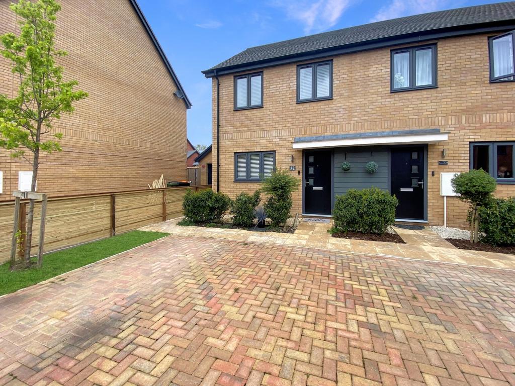 Pantheon Drive, Dunstable LU5 2 bed end of terrace house - £315,000