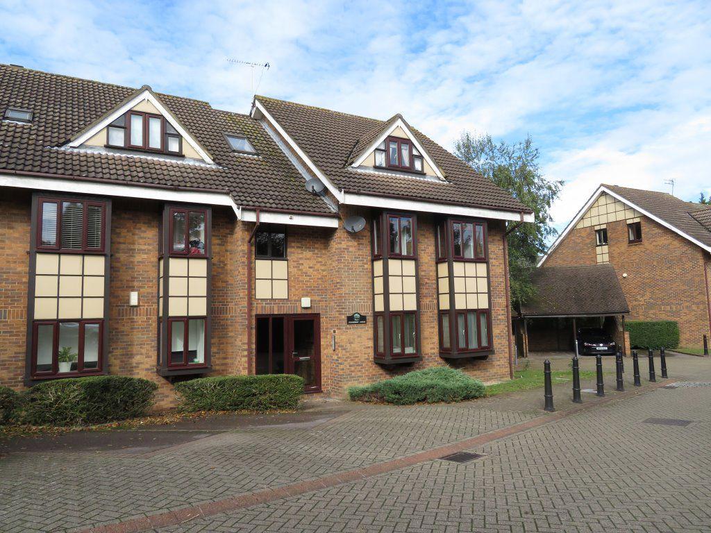 Connaught Court, Buckhurst Hill IG9 1 bed flat - £1,350 pcm (£312 pw)