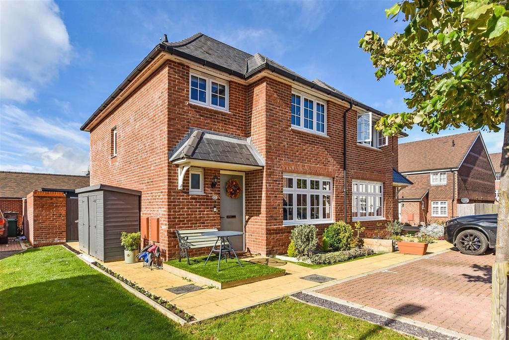 Waterlooville, Hampshire 3 bed semi-detached house - £395,000