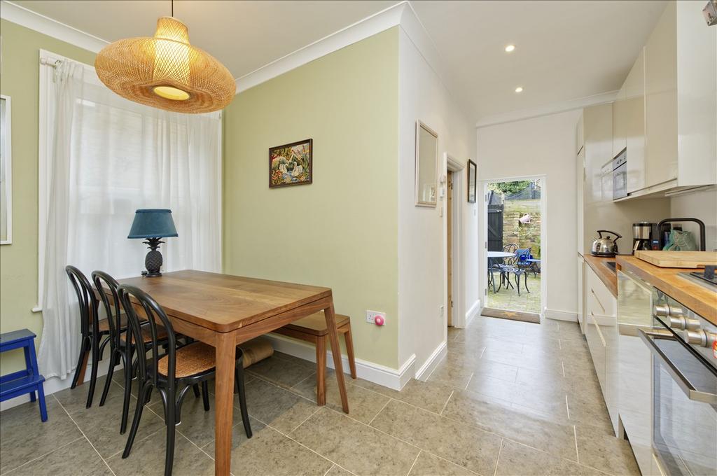 Acton W3 W3 2 bed flat - £550,000