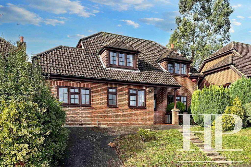 Edrich Road, Crawley RH11 4 bed detached house - £540,000