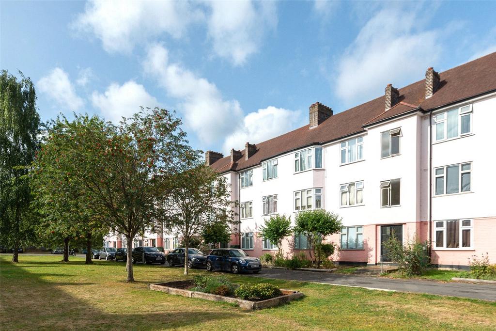 Robins Court, Chinbrook Road, Grove... 2 bed apartment - £1,600 pcm (£ ...