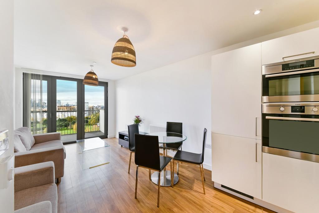 Booth Road, Docklands, London, E16 1 bed flat for sale - £335,000