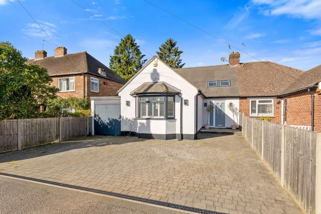 Shelton Avenue, Warlingham CR6 3 bed semi-detached bungalow - £600,000