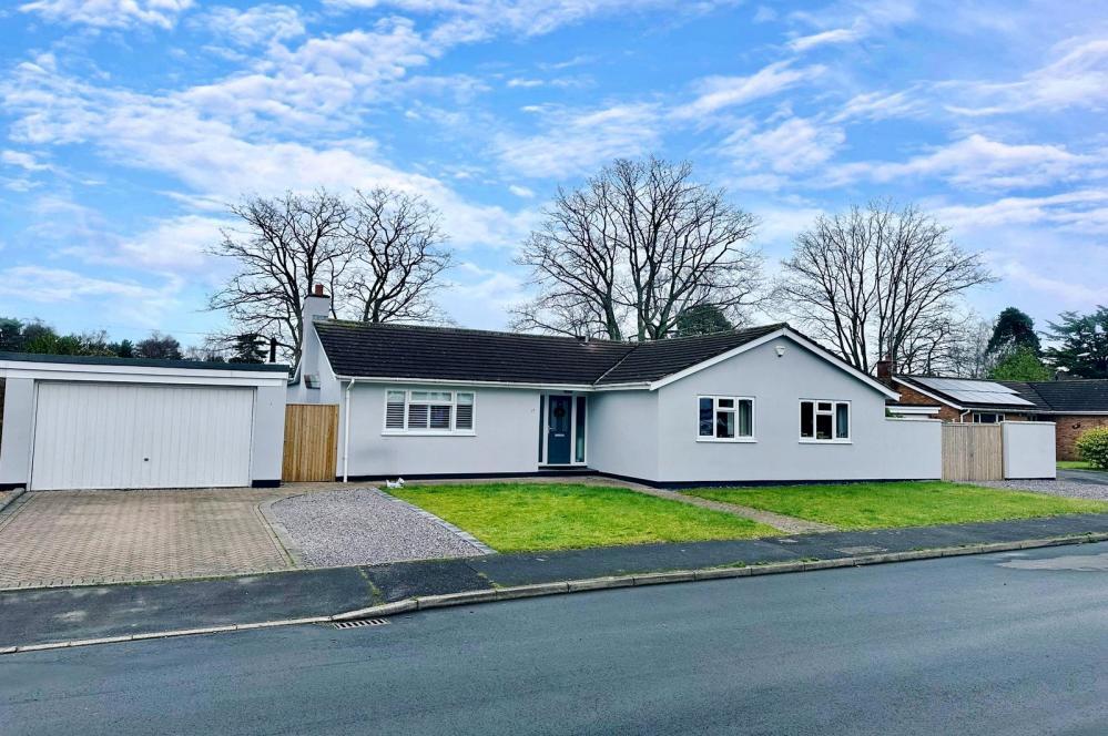 Peveril Close, Ashley Heath, BH24 2ND 4 bed detached bungalow - £759,500