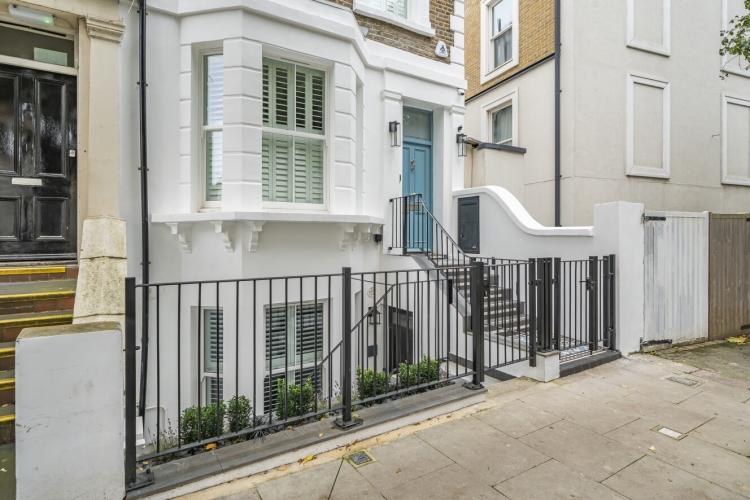 Southerton Road London W6 2 bed flat - £2,650 pcm (£612 pw)