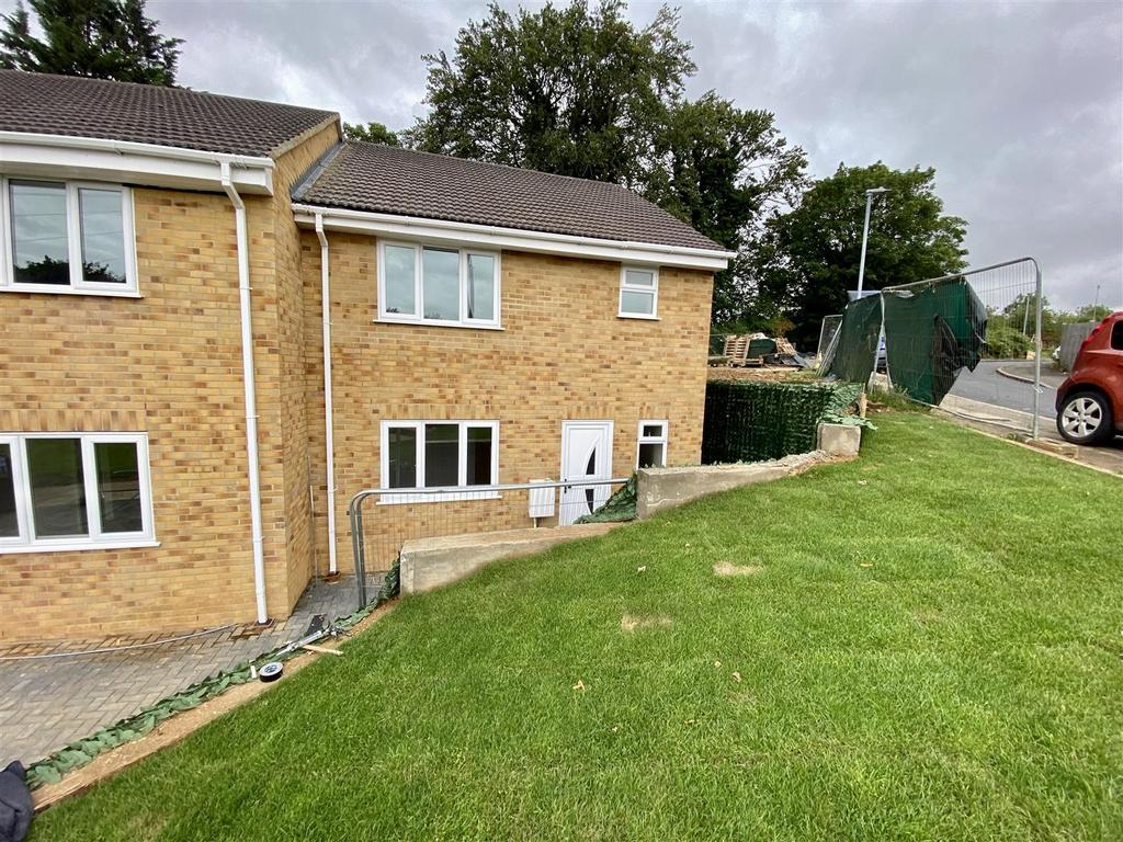 Bank Close, Luton 3 bed semi-detached house - £1,595 pcm (£368 pw)