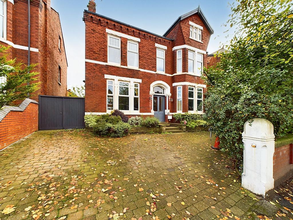 Liverpool Road, Southport PR8 6 bed detached house - £485,000