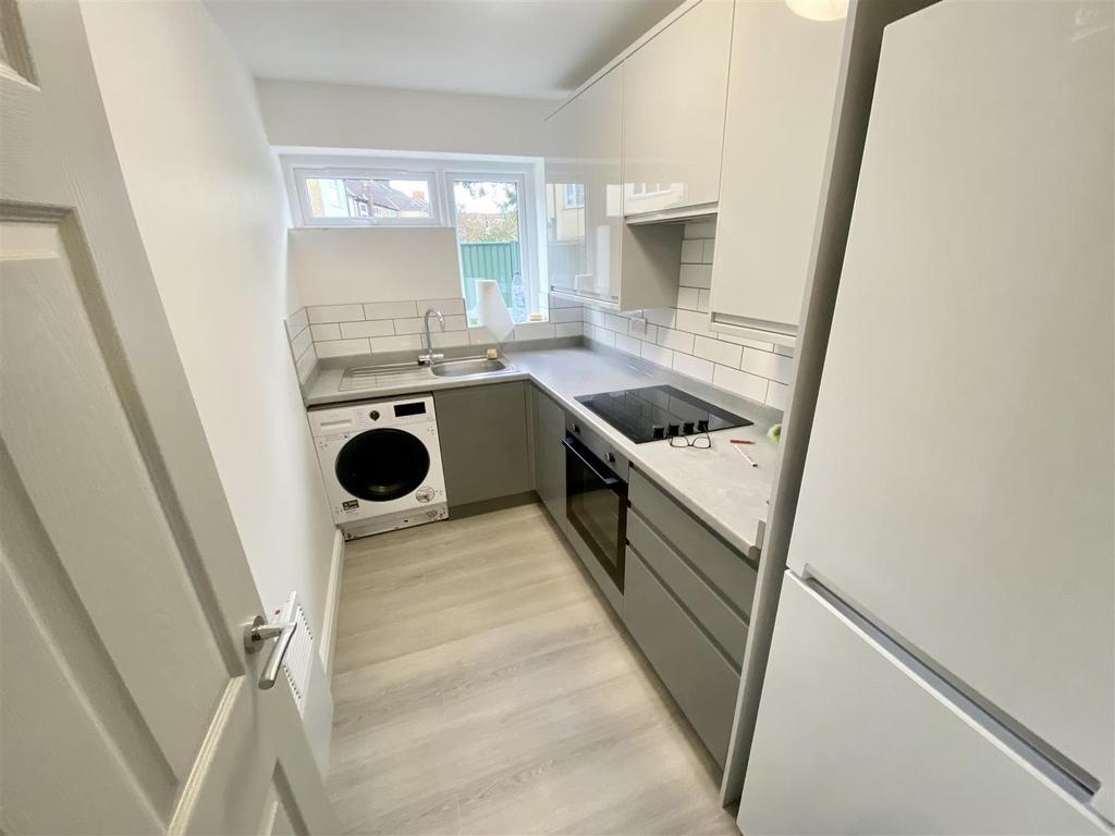 Stockingstone Road, Luton, LU2 7NQ 2 bed apartment - £165,000