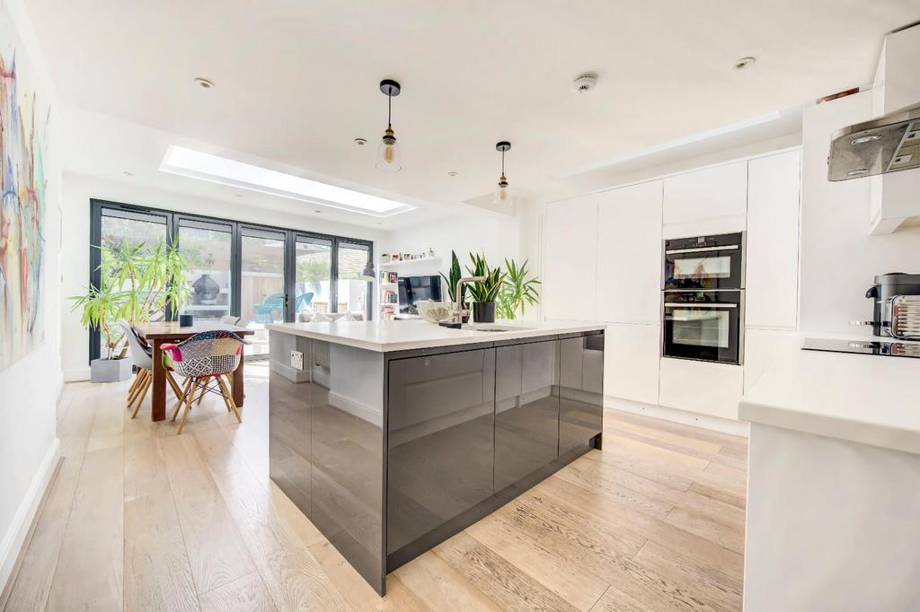 Dalberg Road, SW2 2 bed flat - £775,000
