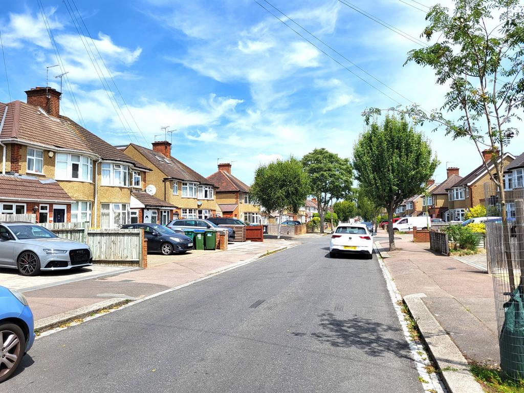 Munden Grove, Knutsford, Watford, WD24 4 bed semi-detached house - £ ...