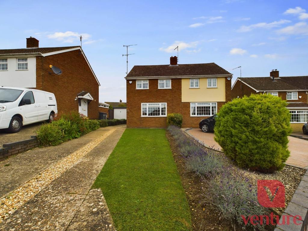 Leathwaite Close, Luton LU3 2 bed semi-detached house - £300,000