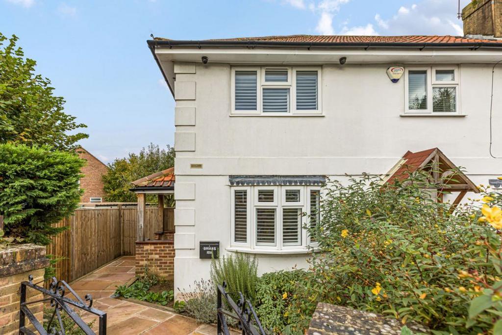 Wickenden Road, Sevenoaks TN13 3PJ 1 bed terraced house - £1,500 pcm (£346 pw)