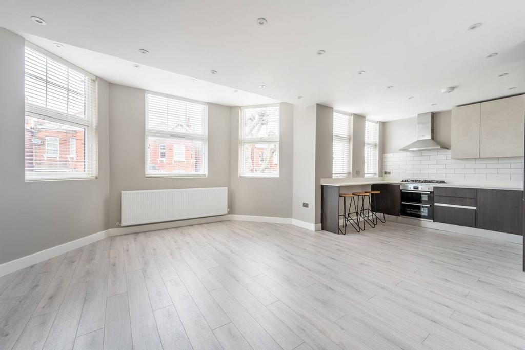 Prout Grove, Neasden, London, NW10 3 bed flat - £2,995 pcm (£691 pw)