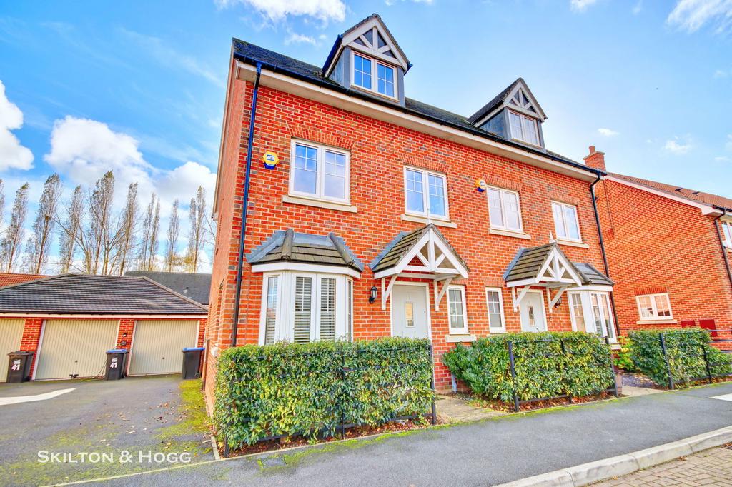 Cartmel Road, Daventry NN11 3 bed semi-detached house - £315,000