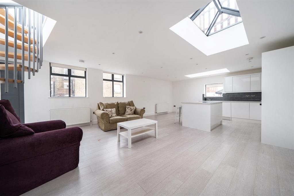 Edans Court, Shepherds Bush W12 3 bed detached house - £3,500 pcm (£808 pw)