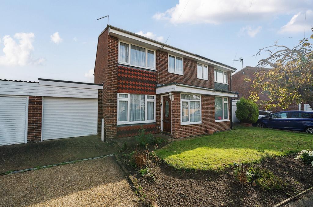 Walter Way, Witham CM8 3 bed semi-detached house - £310,000