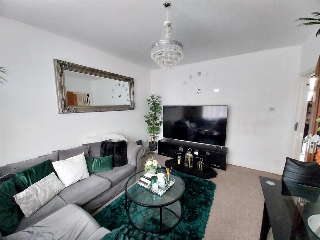 Wesley Avenue, London 4 bed house - £3,000 pcm (£692 pw)