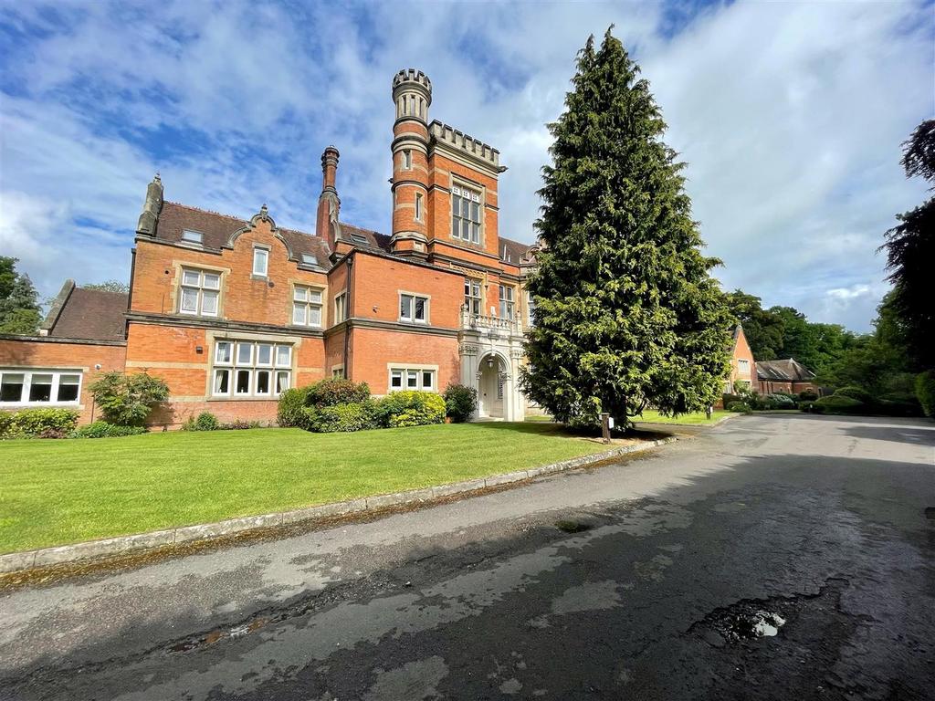 Chadwick Manor, Warwick Road... 2 bed apartment - £1,495 pcm (£345 pw)