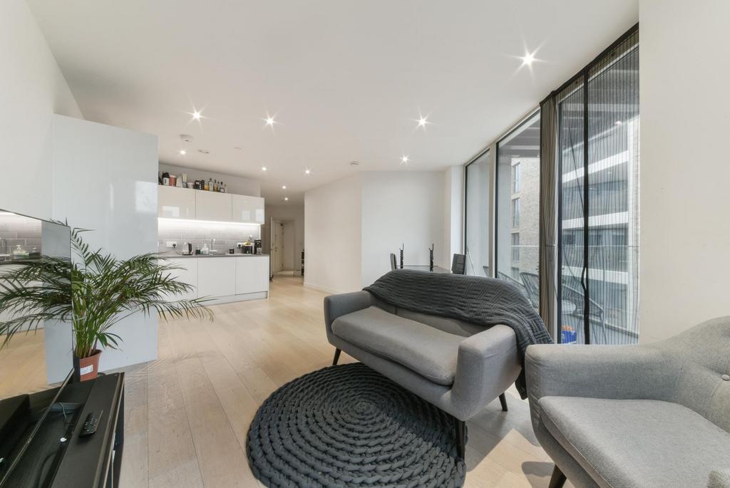 Liner House, Royal Wharf, London, E16 3 bed apartment for sale - £575,000