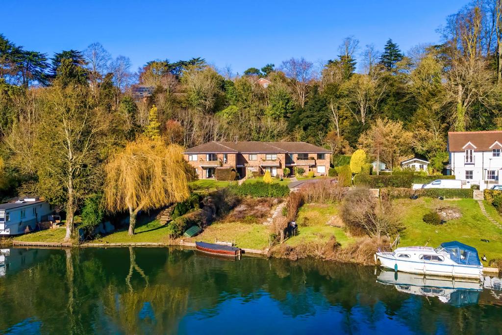 Warren Court, The Warren, Caversham... 2 bed apartment for sale - £599,995