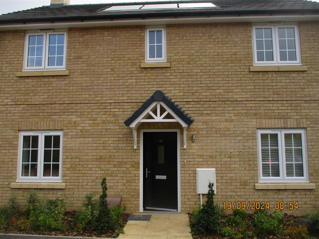 Crown Drive, Elsenham 3 bed detached house - £1,800 pcm (£415 pw)