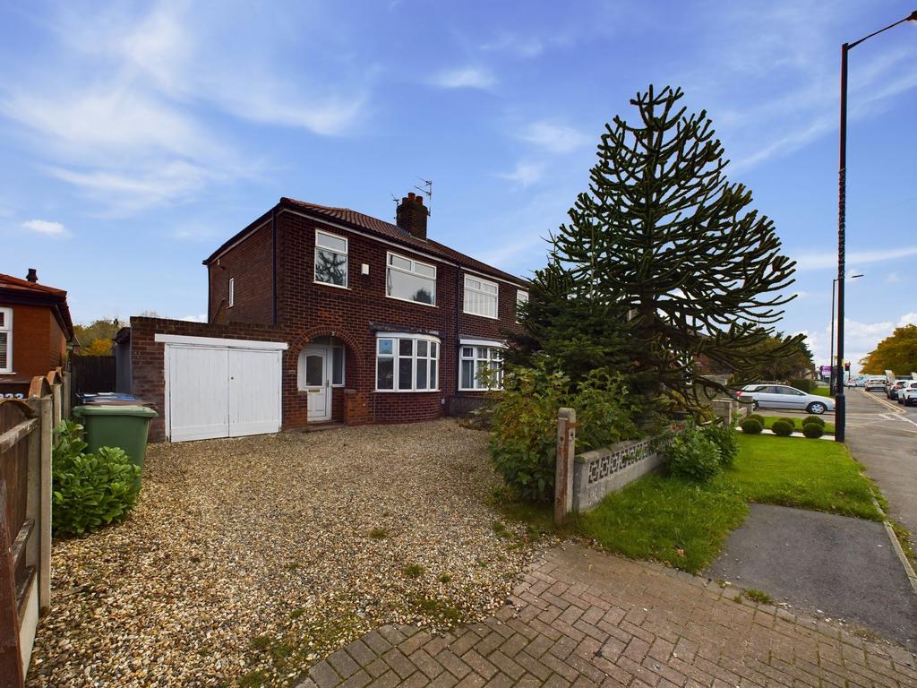 Mosley Common Road, Manchester M28 3 bed semi-detached house - £225,000