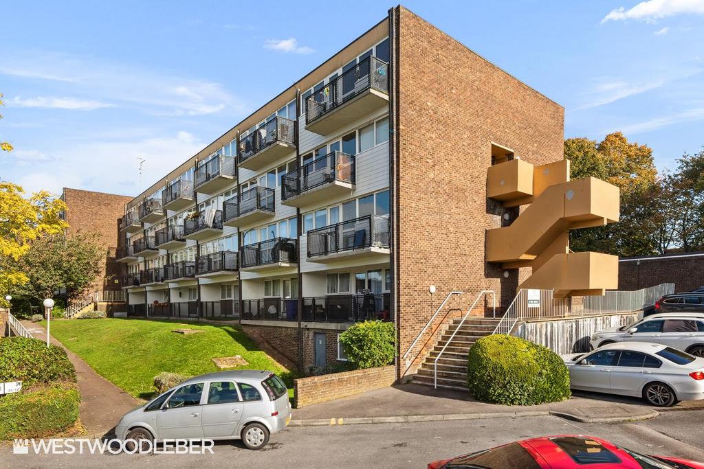 Hillside, Hoddesdon EN11 2 bed duplex - £245,000