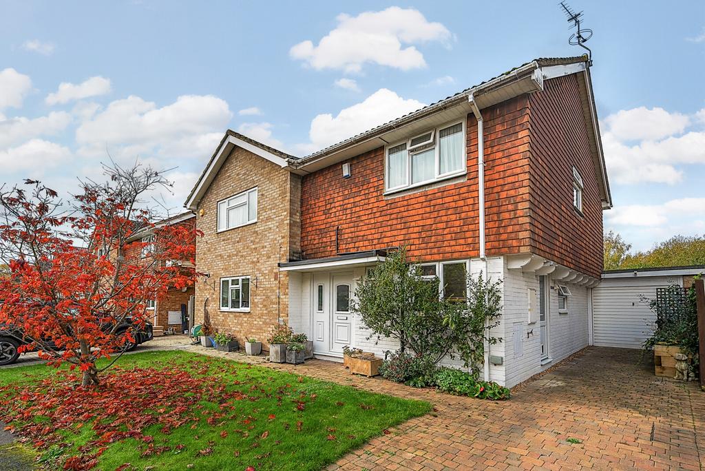 Meadway Drive, Addlestone, KT15 3 bed house for sale - £535,000