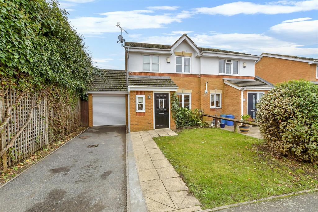 Knightswood Road, Rainham, Essex 3 bed semi-detached house - £450,000
