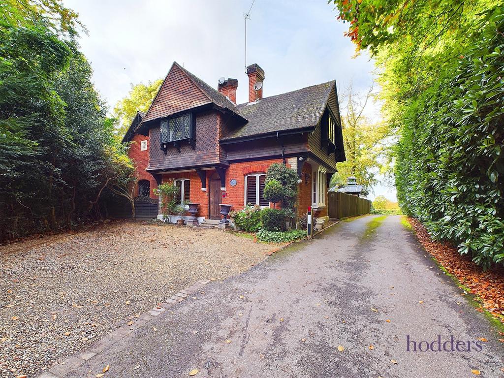 Longcross Road, Longcross, Surrey, KT16 3 bed semi-detached house for ...