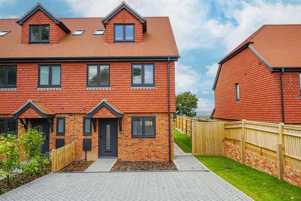 Bradshaw Close, Winchelsea Road... 3 bed end of terrace house - £399,950
