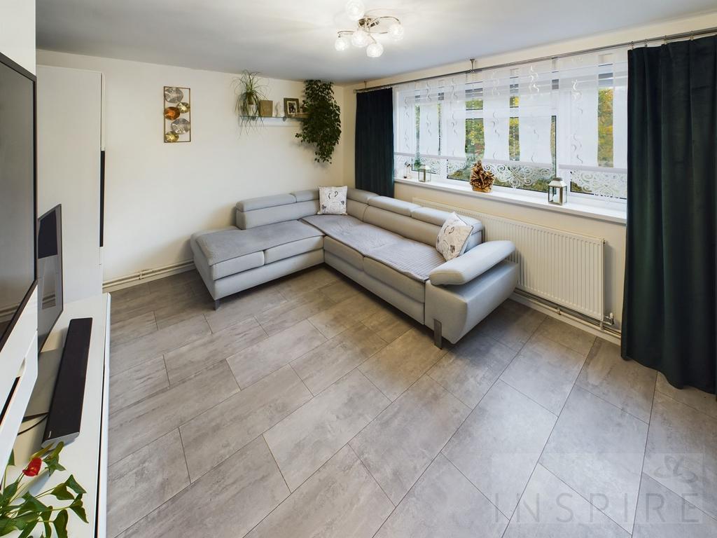 Selsey Road, Crawley RH11 2 bed flat - £190,000