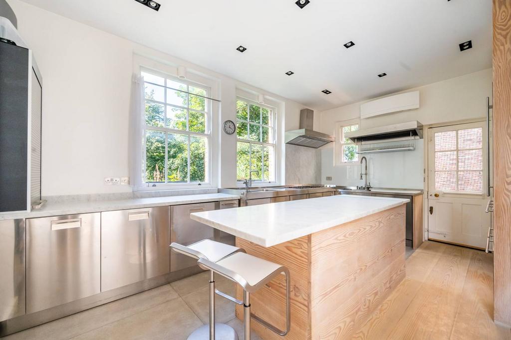 Palliser Road, Barons Court, London, W14 3 bed flat - £4,165 pcm (£961 pw)