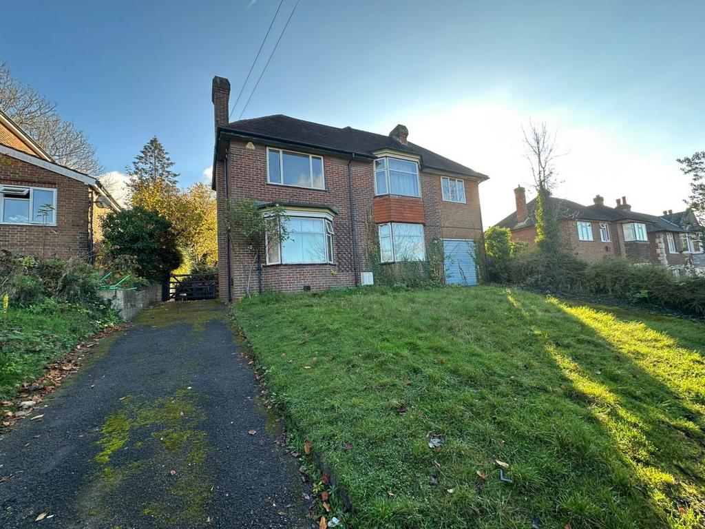 Coningsby Road, Hp13 4 bed detached house - £1,950 pcm (£450 pw)
