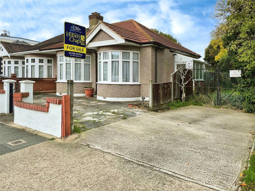 Randall Drive, Hornchurch, RM12 2 bed bungalow - £450,000
