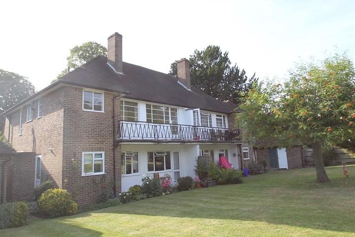 Gatton Close, Sutton 2 bed maisonette - £1,650 pcm (£381 pw)