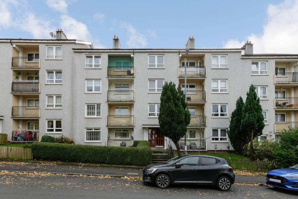 Lethamhill Road, Riddrie, G33 2SB 2 bed flat - £79,950