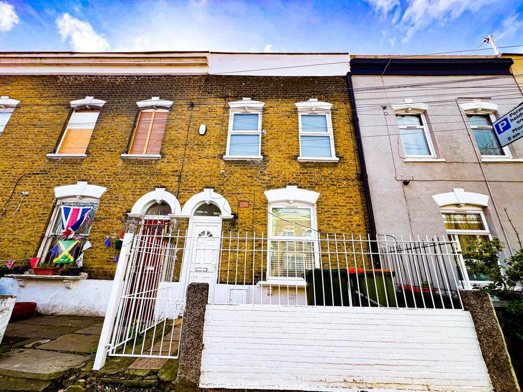 Dames Road, London, E7 3 bed terraced house - £2,500 pcm (£577 pw)