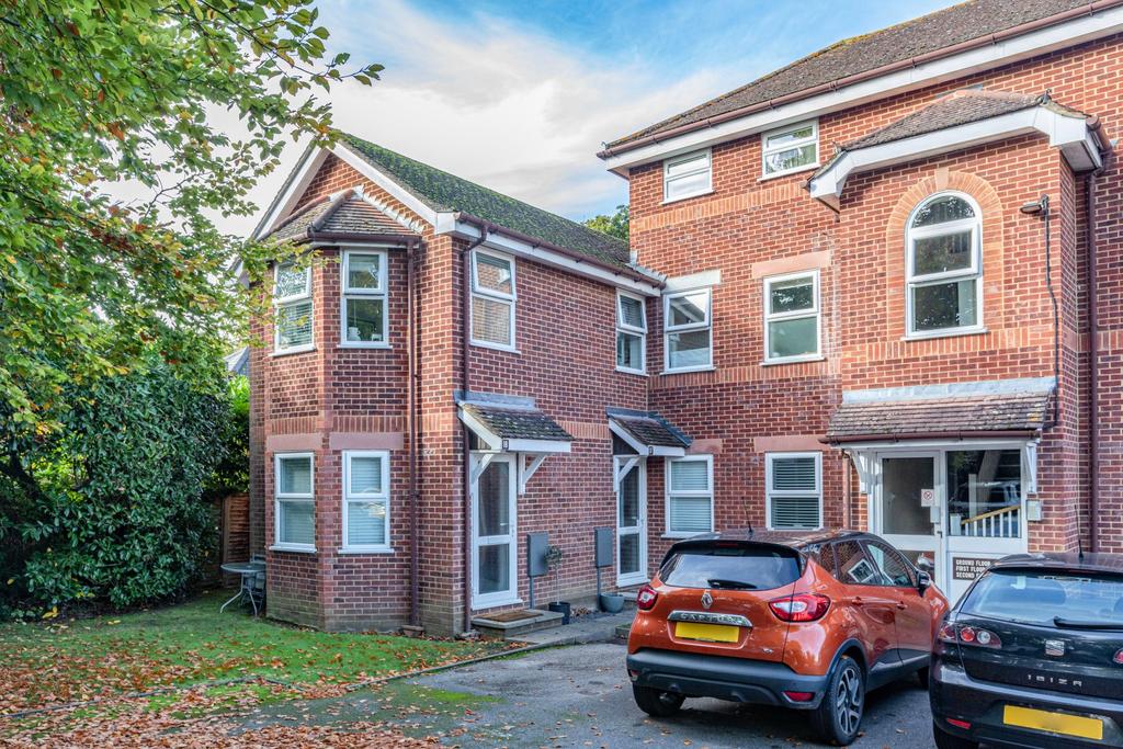 Spinney Hill, Surrey KT15 1 bed maisonette - £250,000