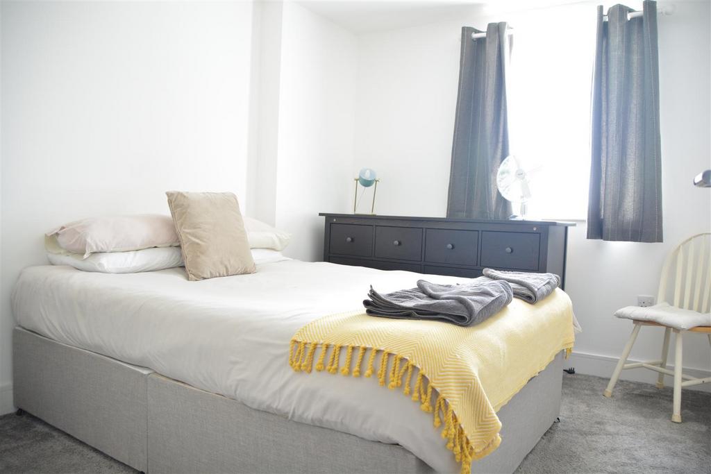 Biddicks Court, St. Austell 2 bed flat - £1,100 pcm (£254 pw)