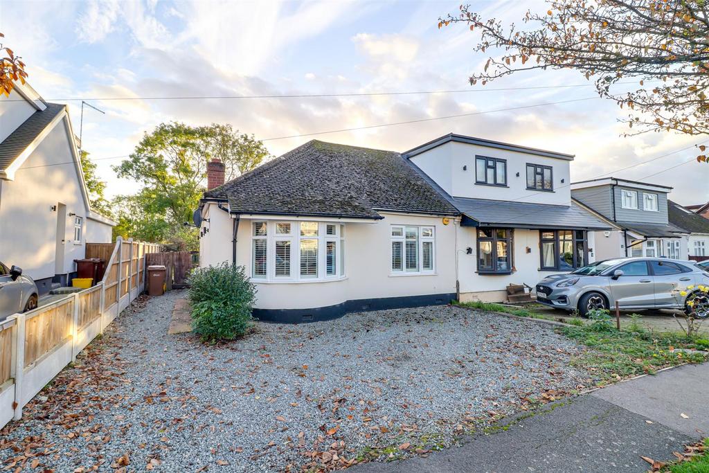 Woodham Road, Benfleet SS7 2 bed semi-detached bungalow - £375,000