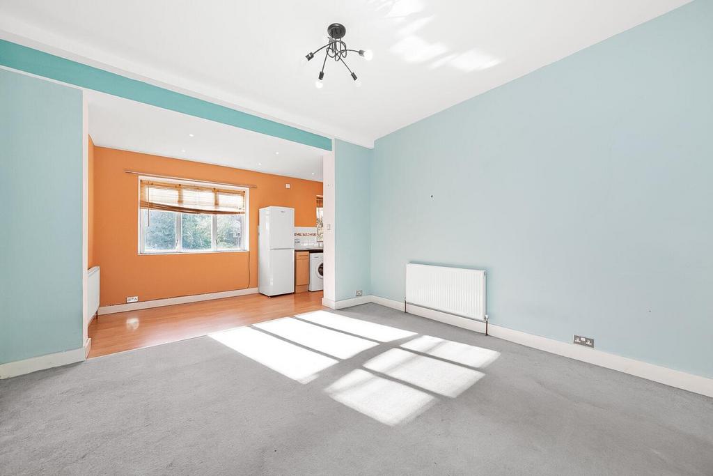 Lewisham Way, New Cross, SE14 2 bed apartment - £350,000