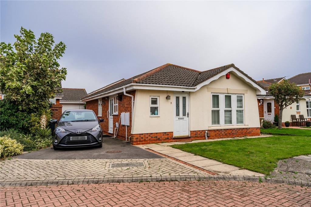 Fulham Park, Scartho Top, Grimsby... 3 bed bungalow for sale - £200,000