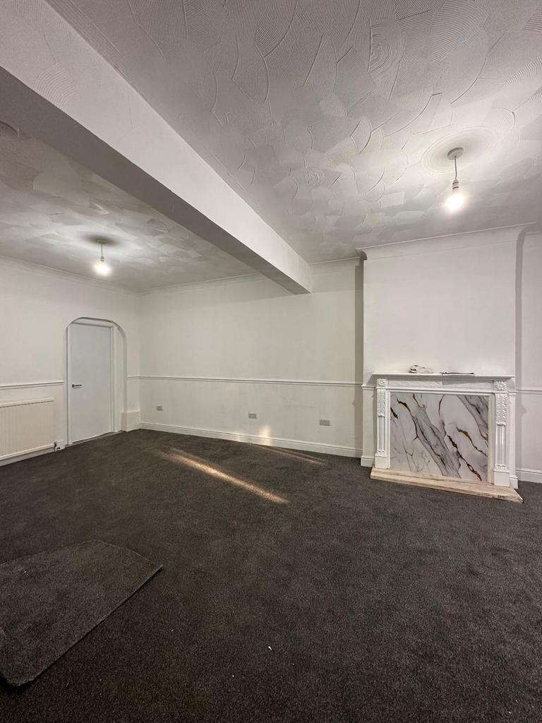 Mafeking Avenue London E6 3BH 3 bed terraced house - £2,350 pcm (£542 pw)