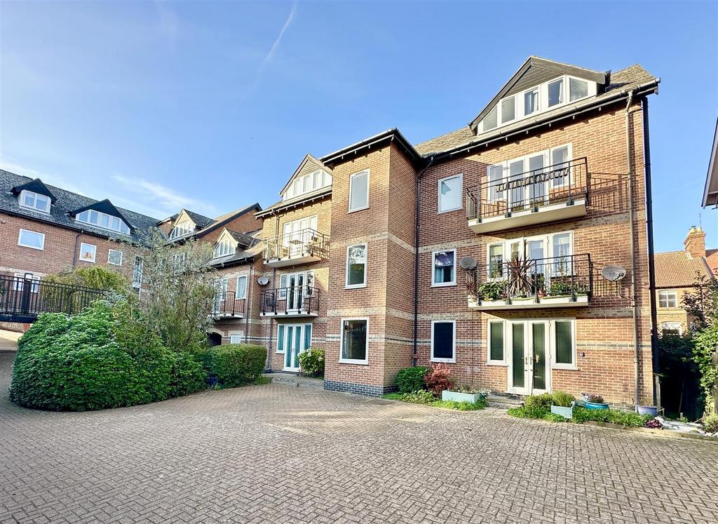 St. Marys Road, Cromer NR27 2 bed apartment - £175,000